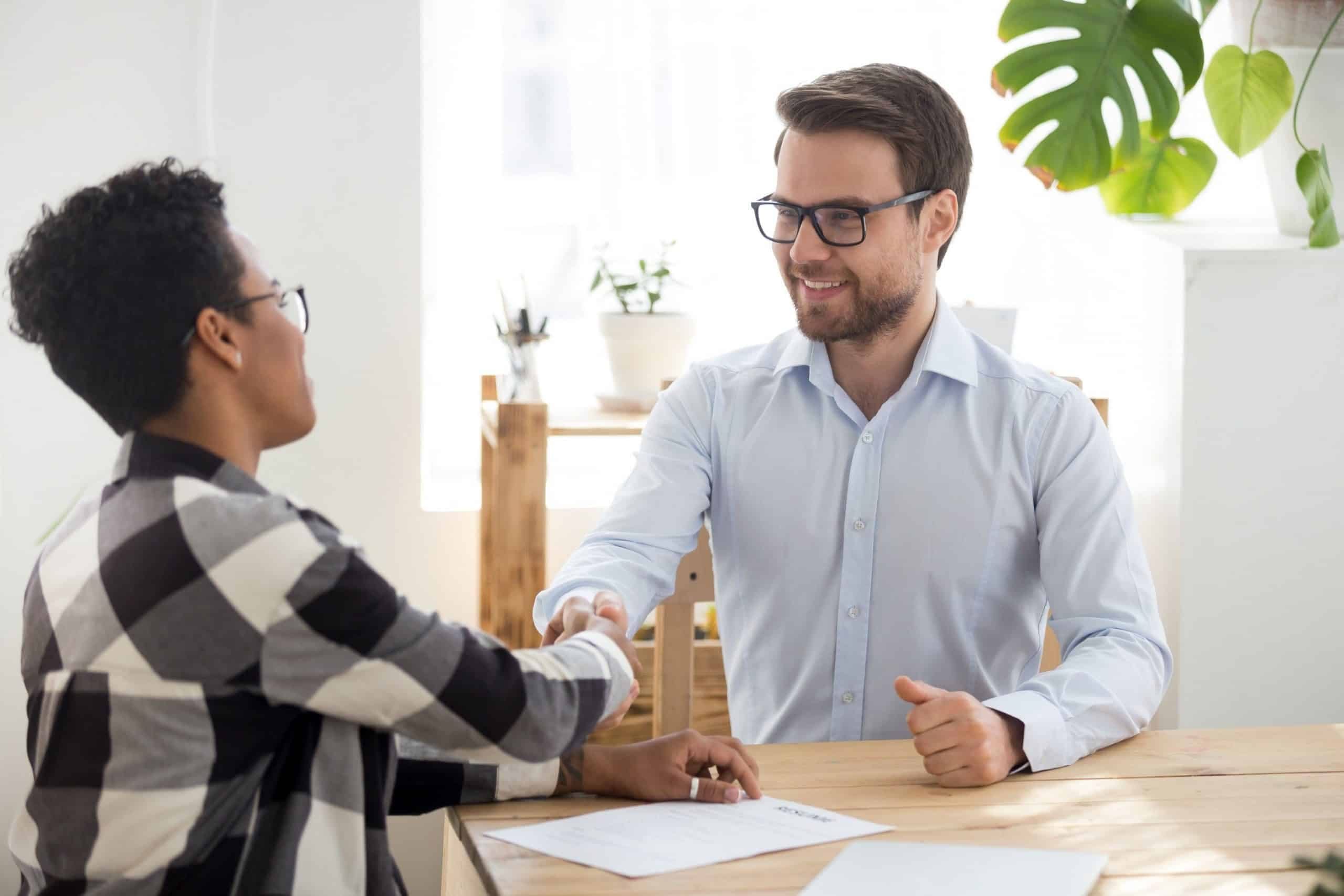 Como entrevistar um candidato? Confira neste guia completo